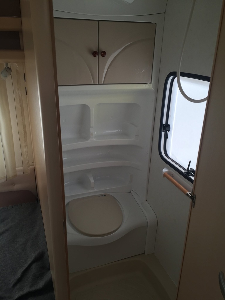 PRZYCZEPA KEMPINGOWA HOBBY 640 VIP Z PRZEDSIONKIEM - 7247560046 ...