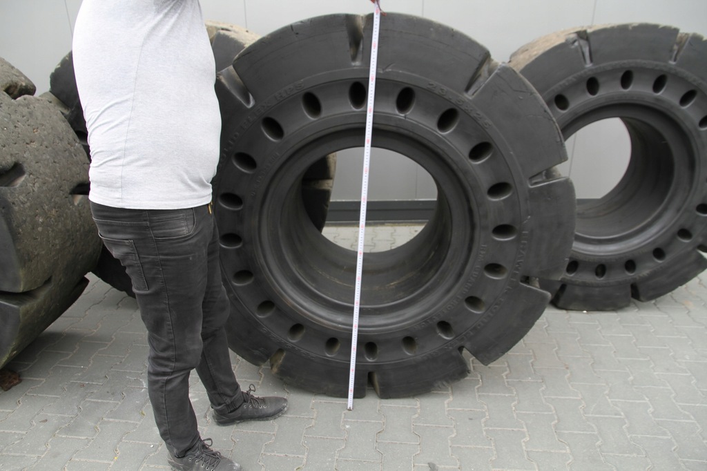 KOMPLET PEŁNE OPONY BRAWLER HPS SOLIDFLEX 19.5-25 - 7606405931 - oficjalne archiwum Allegro